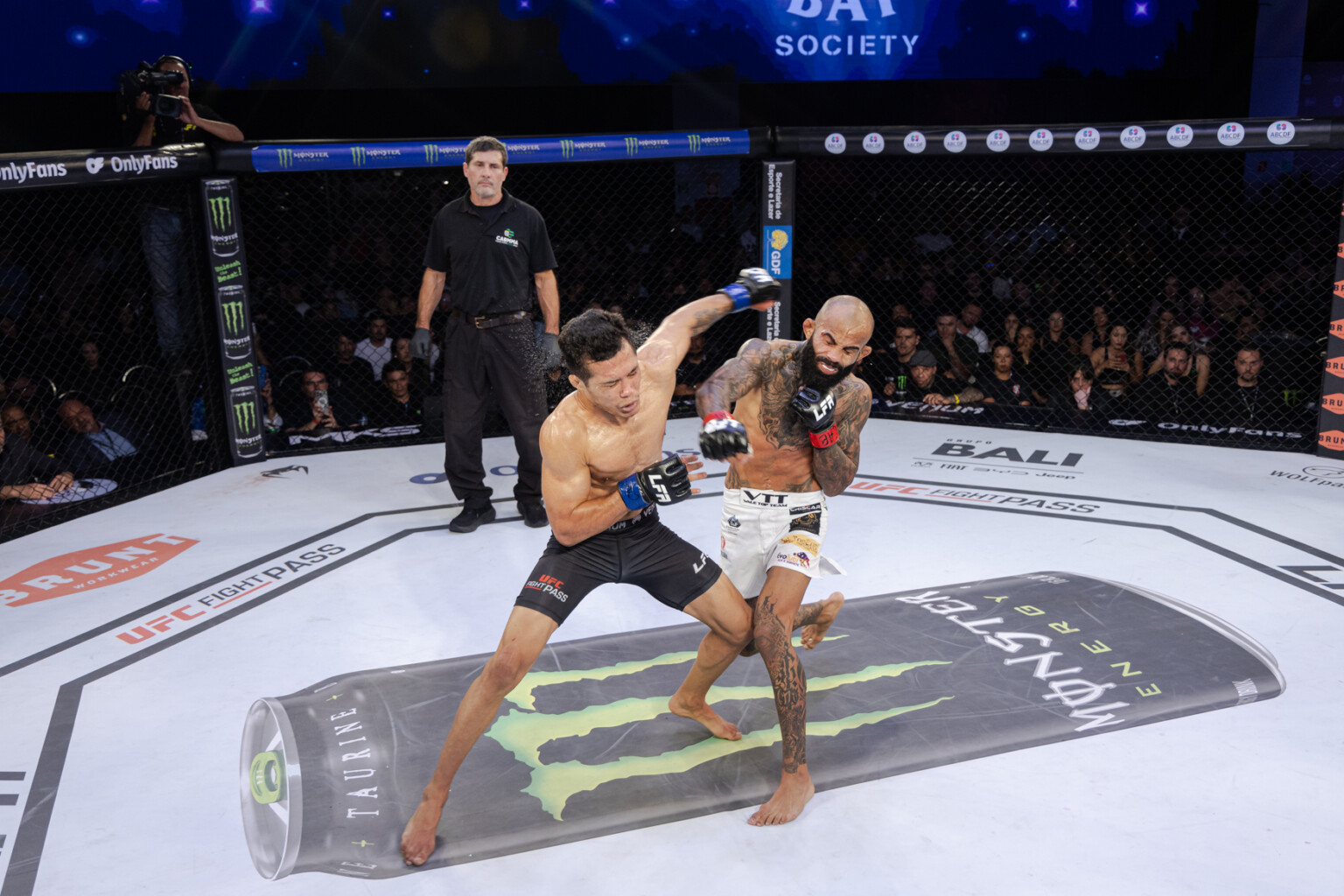 Marcos Degli defends the interim flyweight title with a KO against ...